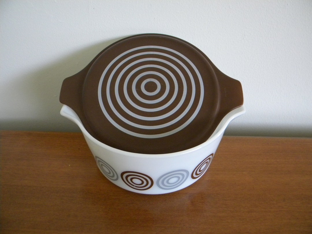 Vintage Pyrex Bullseye Casserole Dish: 2.5 Quart Cosmopolitan Baking ...