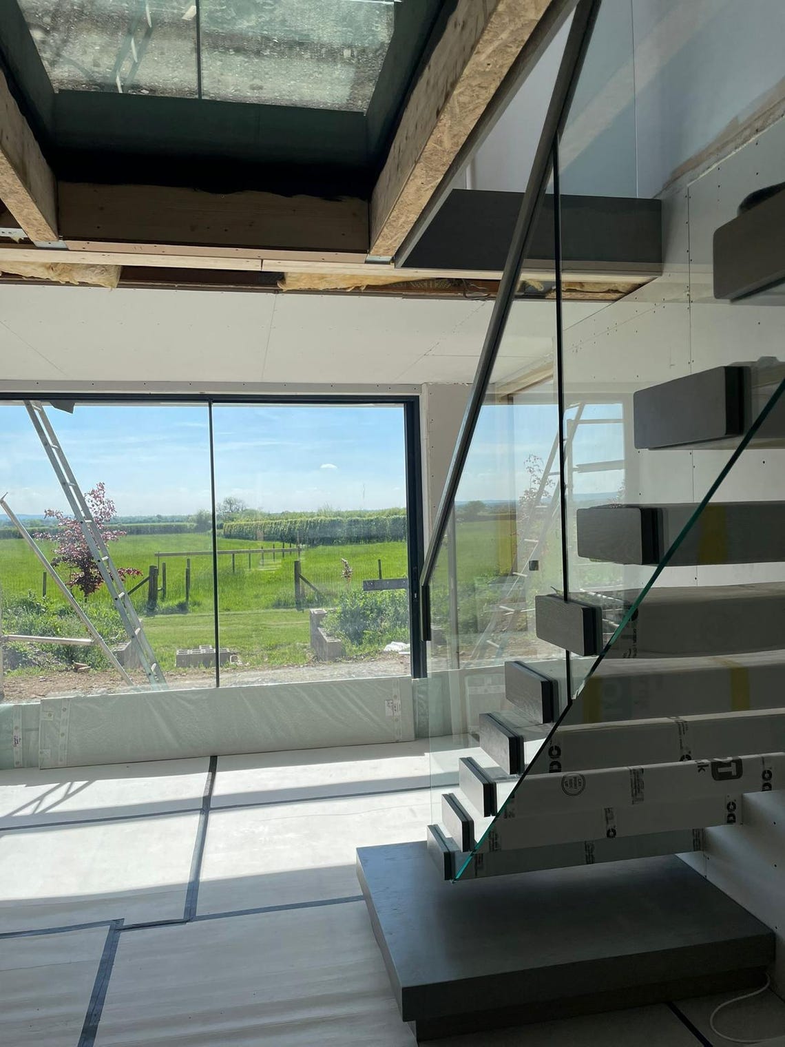Floating / Cantilever Stairs, Oak Treads & Glass Balustrade, Floating ...