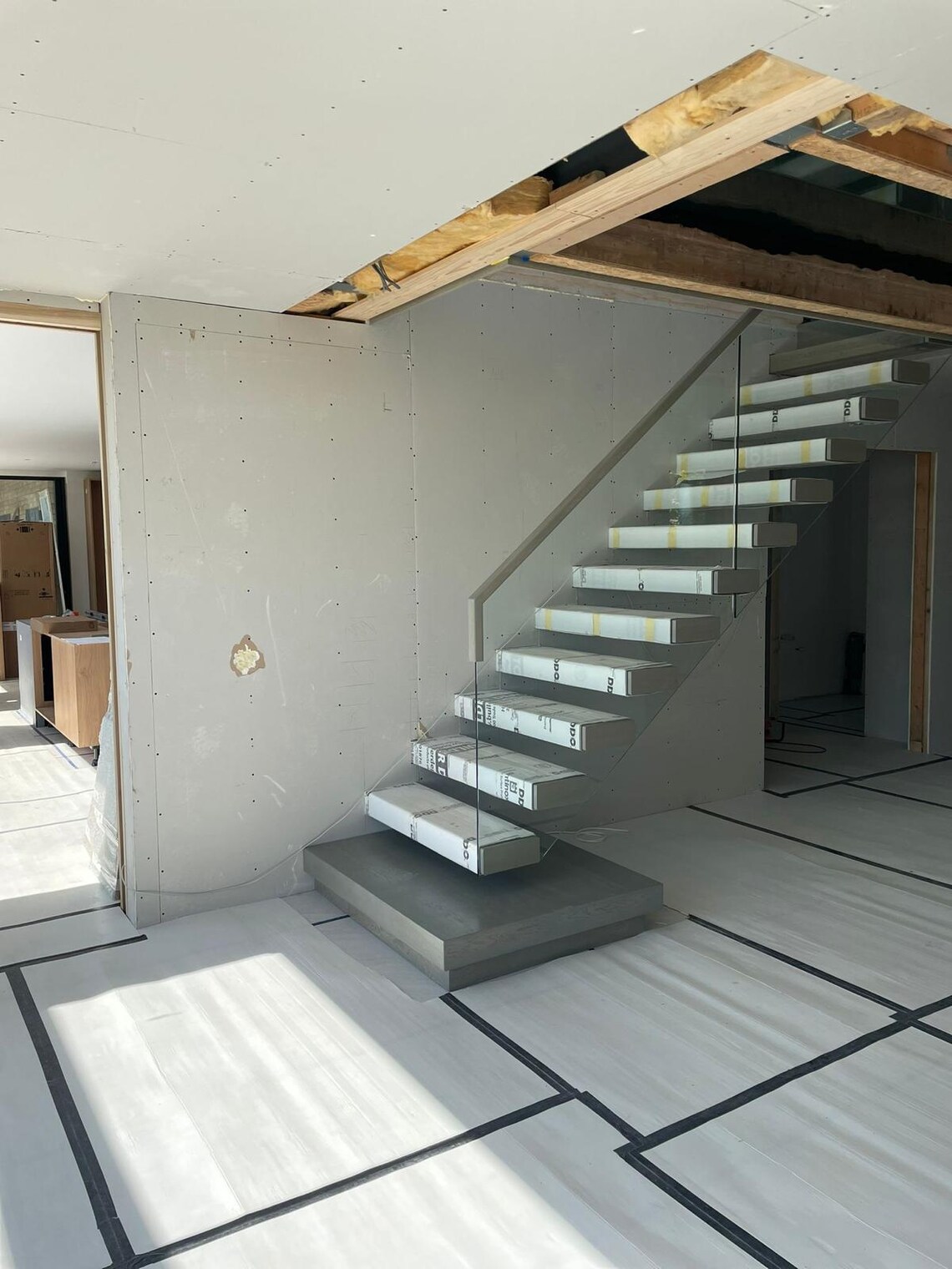 Floating / Cantilever Stairs, Oak Treads & Glass Balustrade, Floating ...