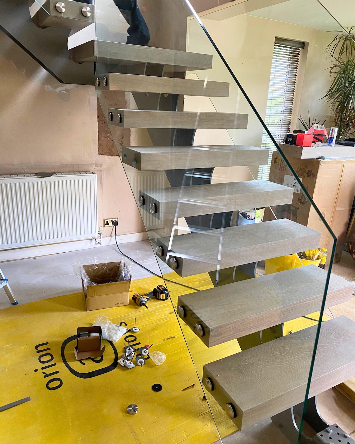 Central Spine Staircase Design / L-shaped Stairs - Modern Stairs ...