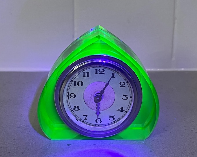 Art Deco Green Uranium Glass Table Clock - Etsy