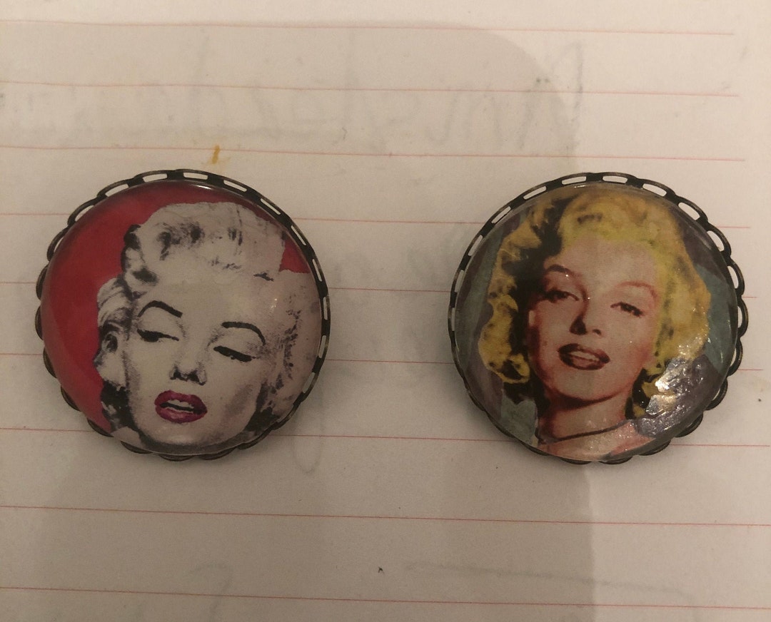 Zwei (2) Retro Marilyn Monroe Bombshell Kleine runde Bronze Filigrane ...
