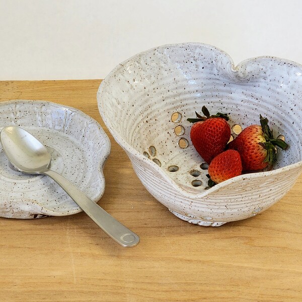 Ceramic Berry Bowl - Etsy