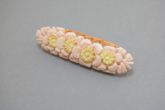 Vintage 1930s carved and handed painted bone, daisy, … - Gem