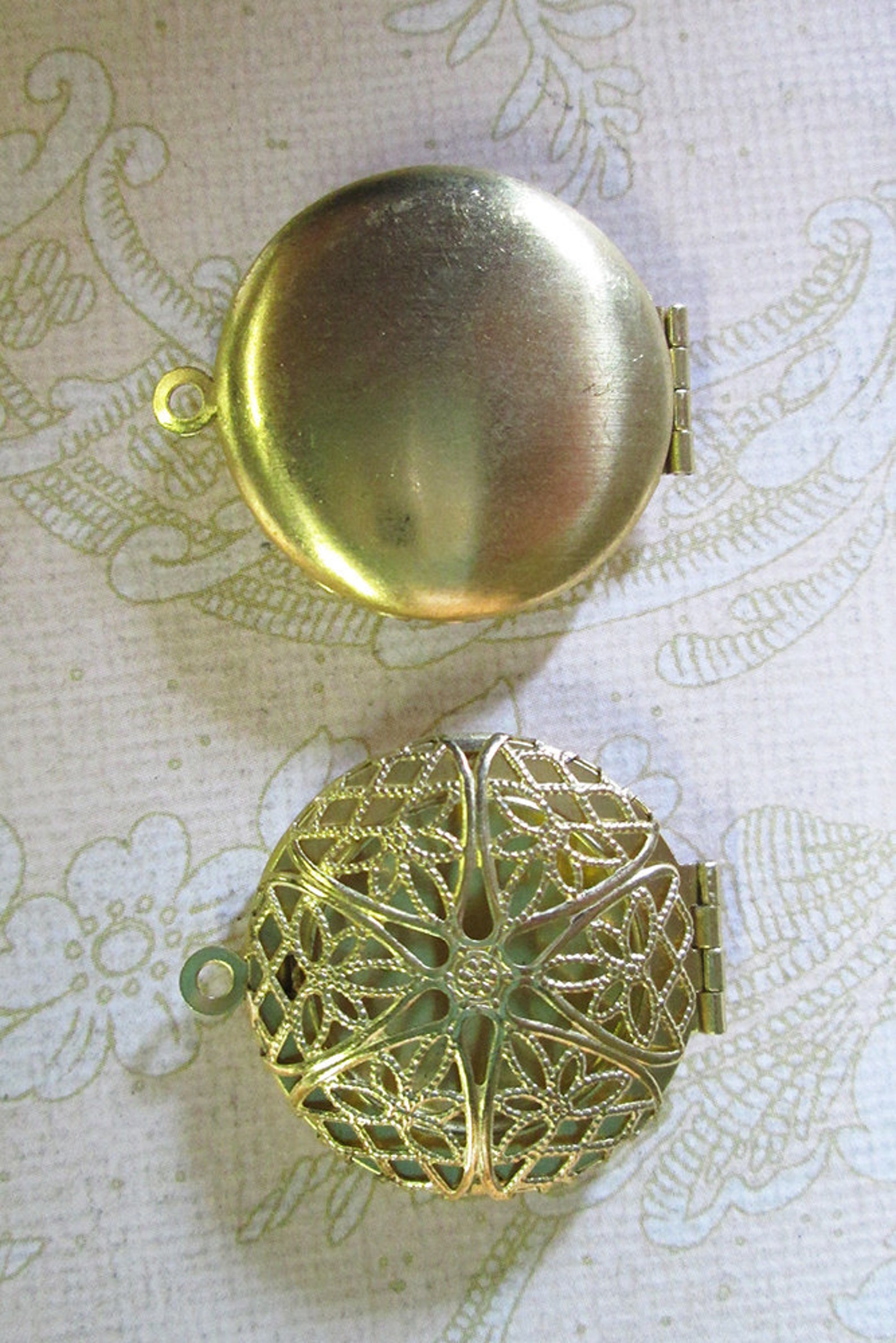 27mm Round Filigree Lockets Raw Brass Plated Pick Your - Etsy