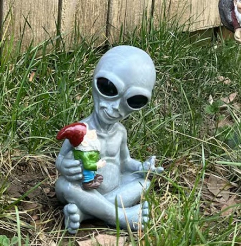 Alien Holding Dwarf Garden Statue, Outdoor Yard Decor, Lawn Decor Porch ...