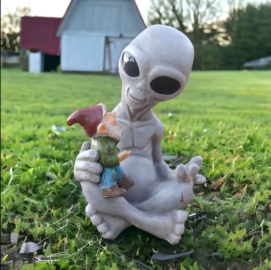 Alien Holding Dwarf Garden Statue, Outdoor Yard Decor, Lawn Decor Porch ...