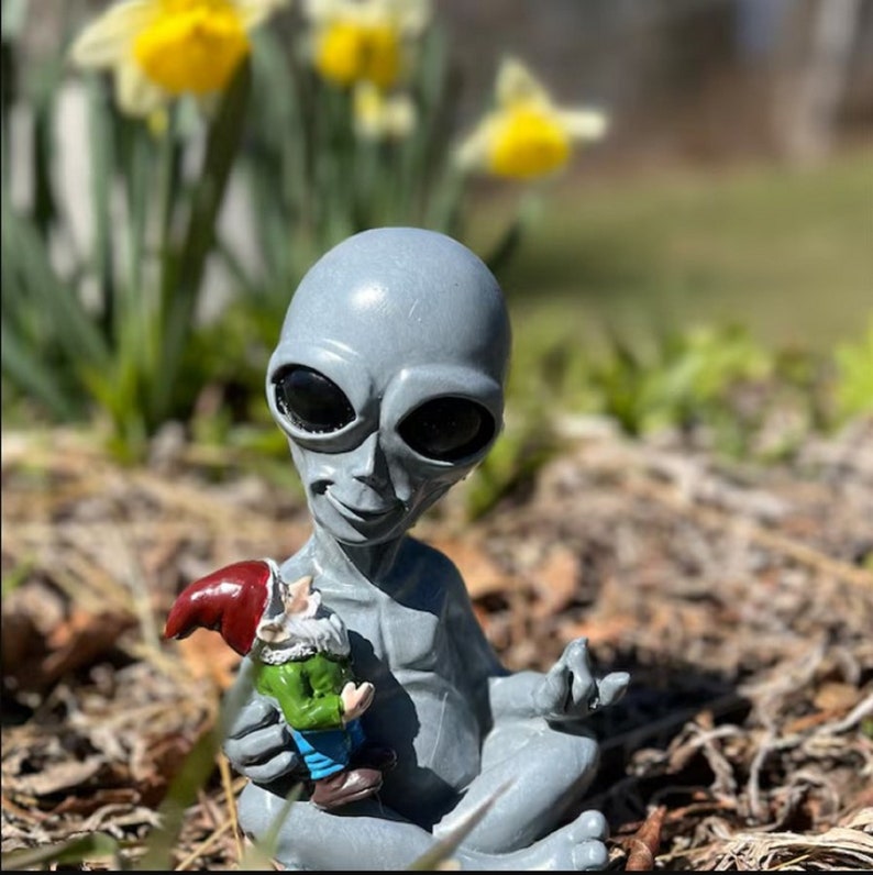 Alien Holding Dwarf Garden Statue, Outdoor Yard Decor, Lawn Decor Porch ...