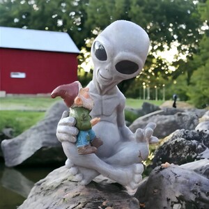 Alien Holding Dwarf Garden Statue, Outdoor Yard Decor, Lawn Decor Porch ...
