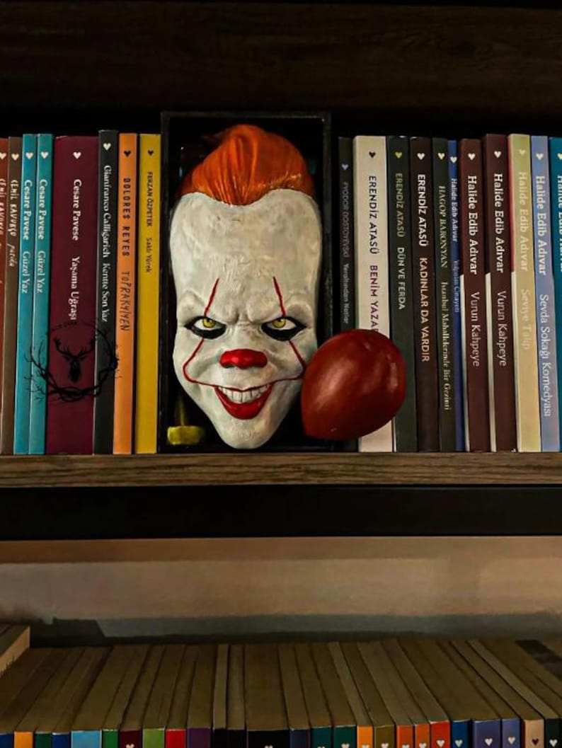 Pennywise Book Nook – Horror Clown Bookshelf Insert, 3D Printed IT ...