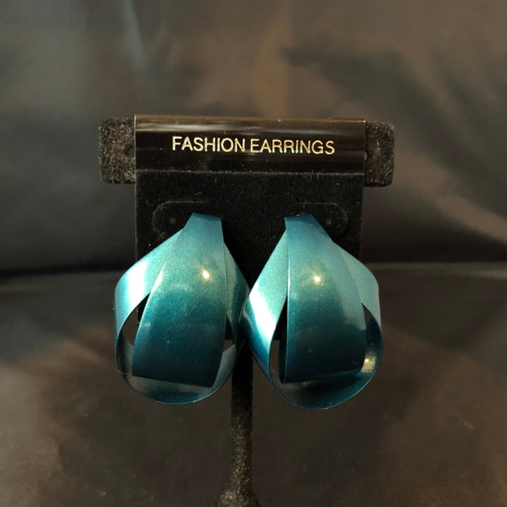 Curved blue enamel pierced - Gem