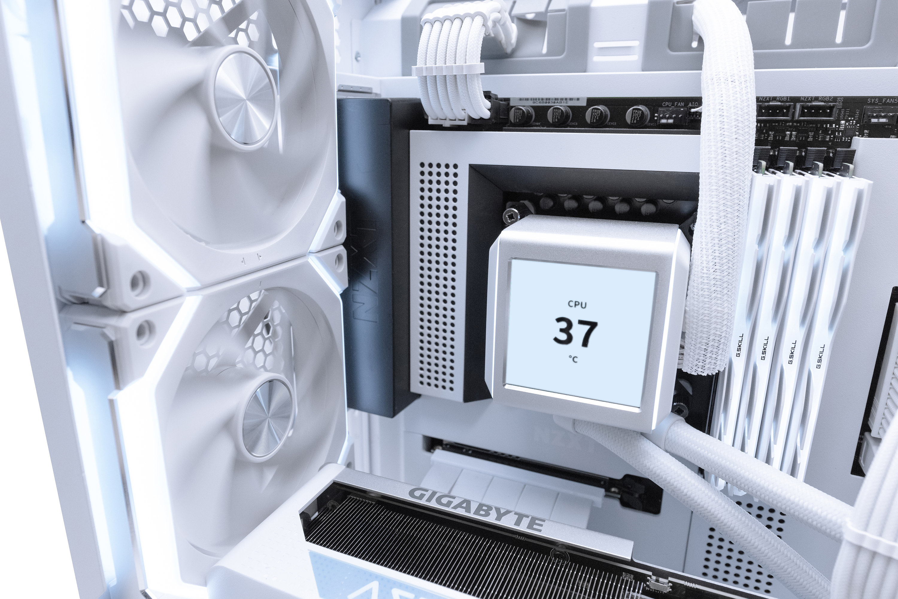 White Gaming PC | "snowblind" Custom High-end Computer | 5090 | I9 ...