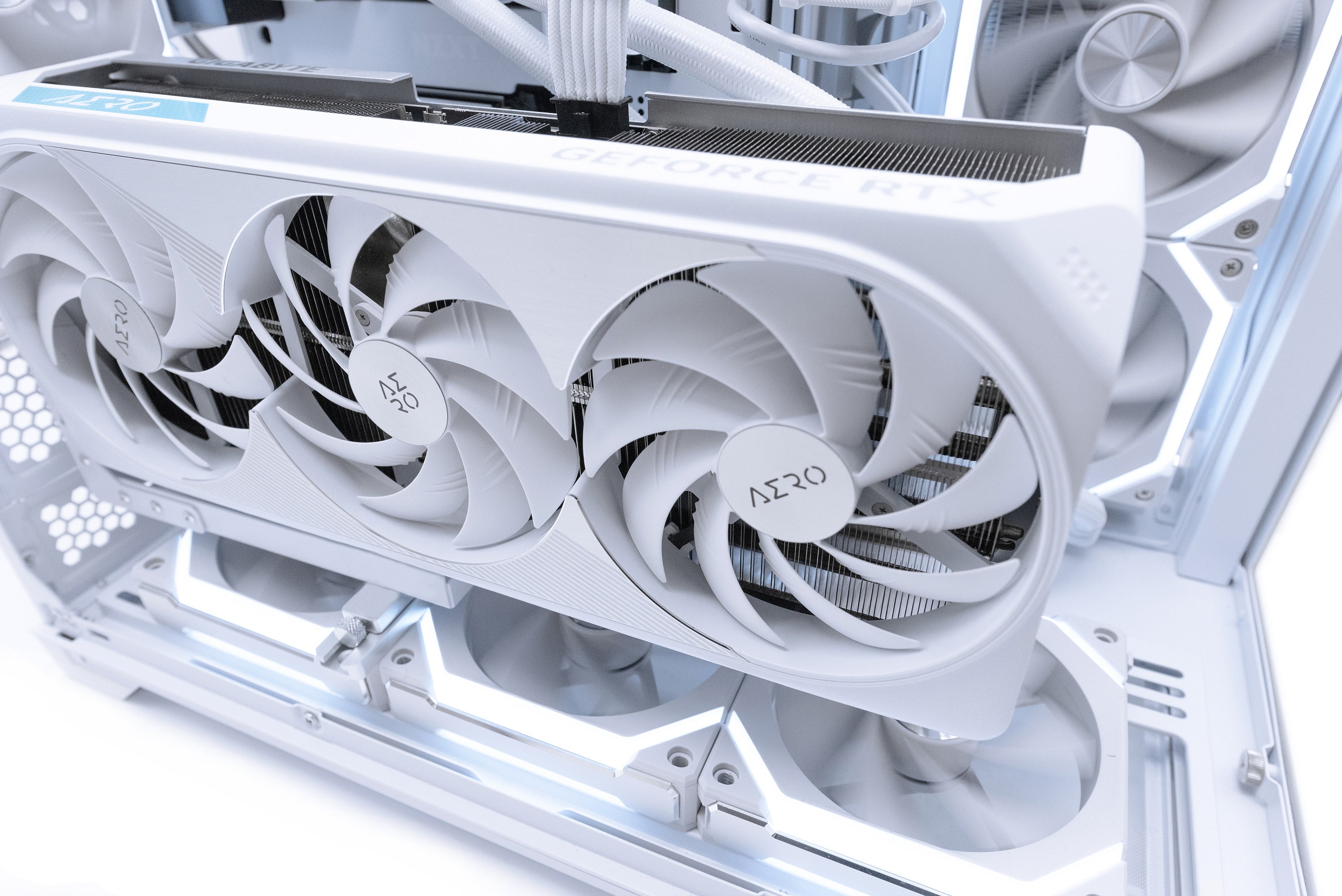 White Gaming PC | "snowblind" Custom High-end Computer | 5090 | I9 ...