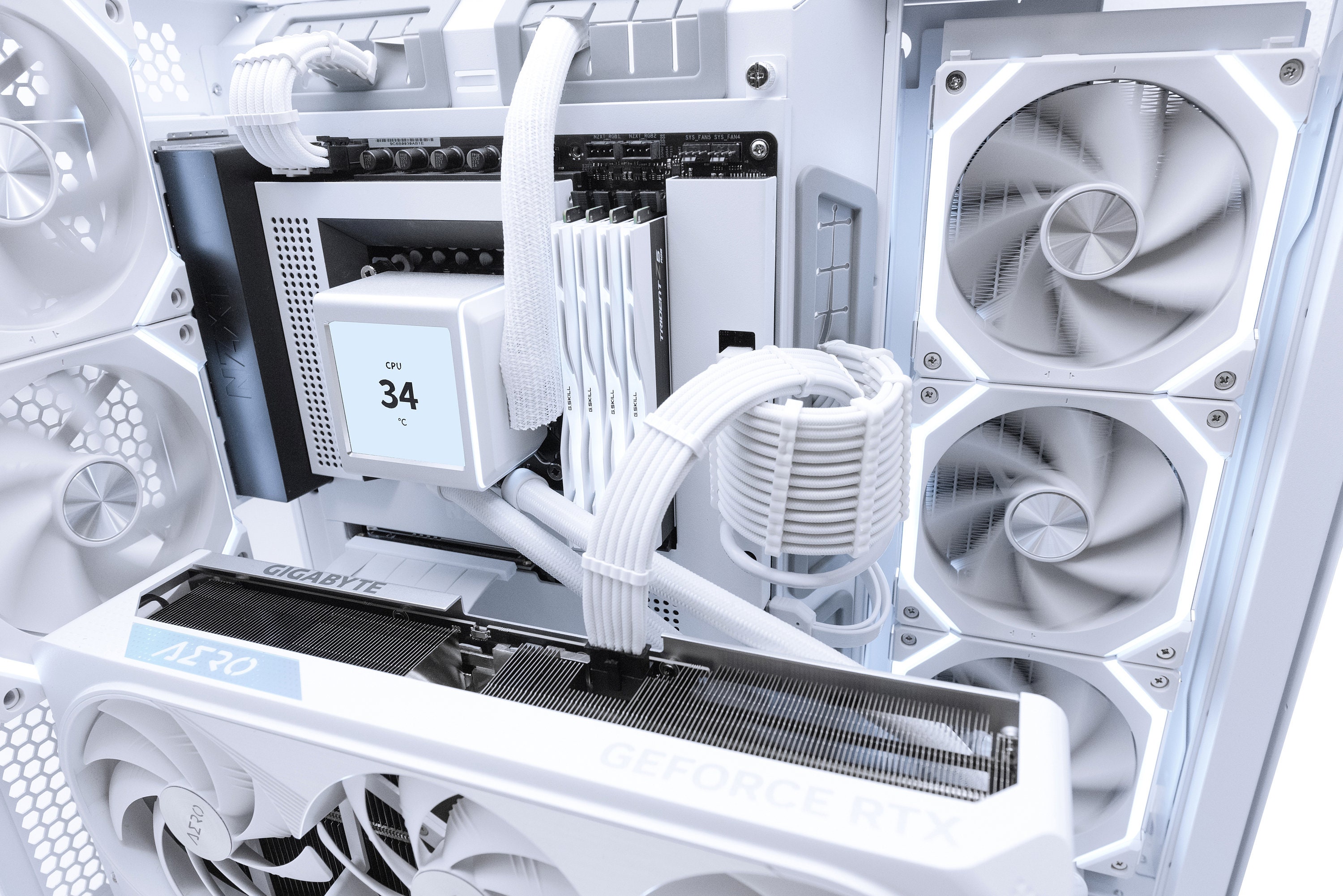 White Gaming PC | "snowblind" Custom High-end Computer | 5090 | I9 ...