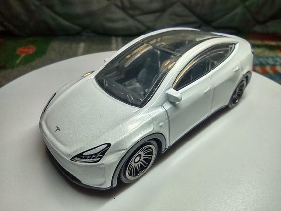 Tesla Model Y Hot wheels custom keychain new Rare bir… - Gem