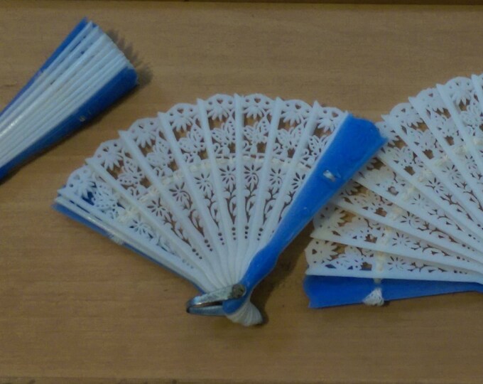 1pc Vintage BLUE + WHITE Little Plastic Folding Fan Novelty Party Favor ...