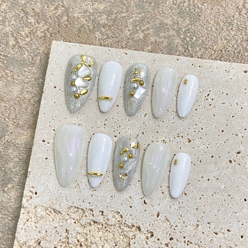 Pale Moonshine Metallic Gold White Nails Shell Cat Eye Glitter Nails Gentle Color Press on Nails ...