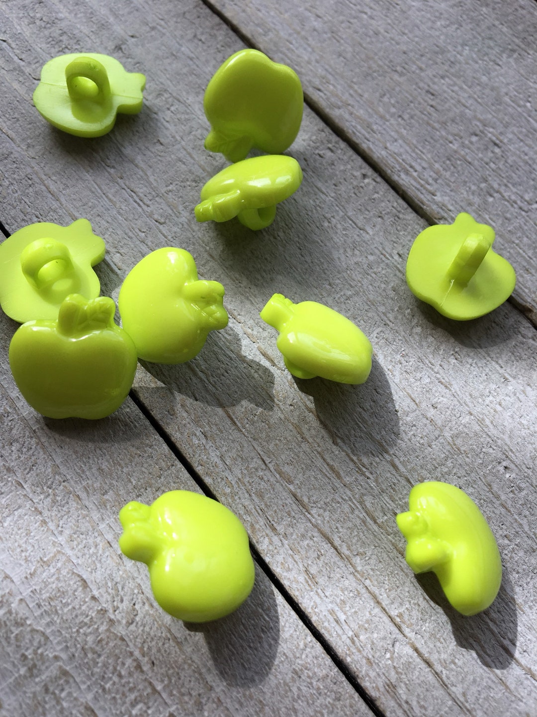 20 Green Apple Buttons Plastic Shank 16mm - 5/8" Buttons for Sewing ...