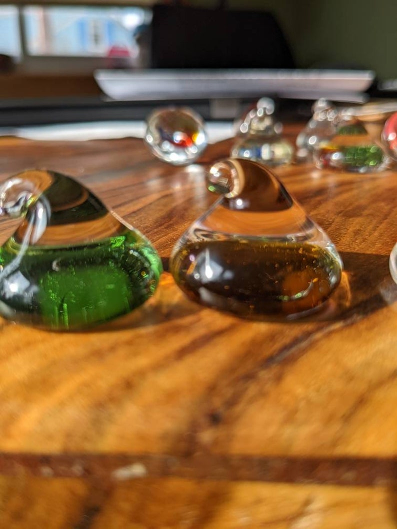 One Flameworked Green Glass Kiss Hand Sculpted by Jenn Goodale - Etsy