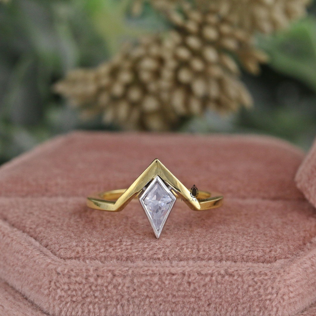 Unique Floating Kite Cut Ring, Bezel Set Wedding Ring, Basket Kite ...