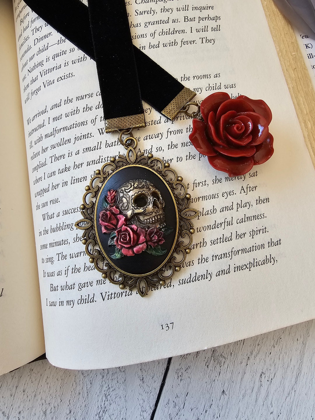 Gothic Painted Skull Bookmark, Black or Red Velvet Bookmarker, 2024-04 ...
