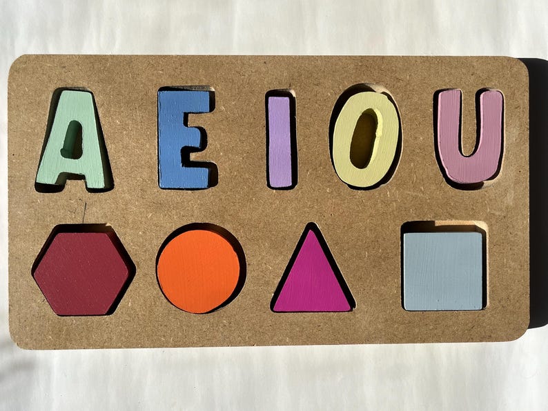 Tablero de encastre de vocales y figuras geometrícas | Juguete ...
