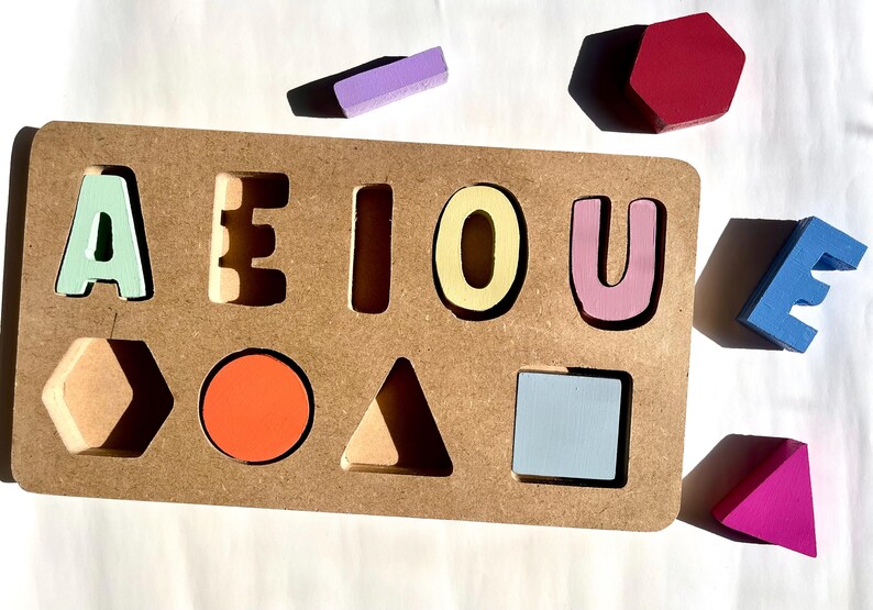 Tablero de encastre de vocales y figuras geometrícas | Juguete ...