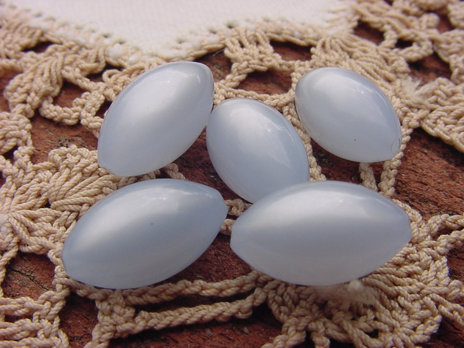 Snowy Winter Blue Moon Powder Baby Blue Moonglow Vintage Lucite Beads 4 ...