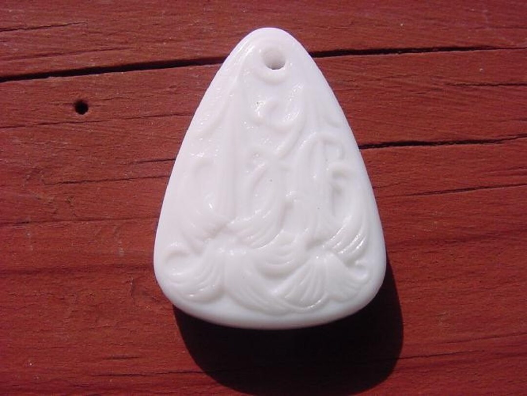 Alabaster White Lilies Floral Motif Vintage Lucite Pendant - Etsy