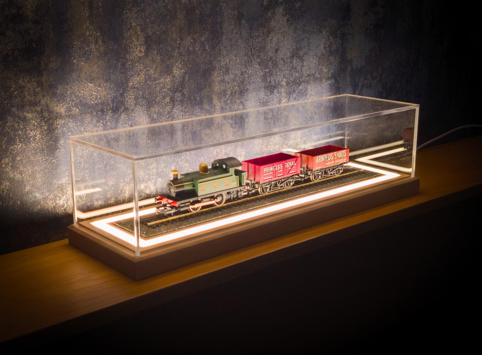 Model Train Display Case - Illuminated - OO Gauge / HO Scale Model ...