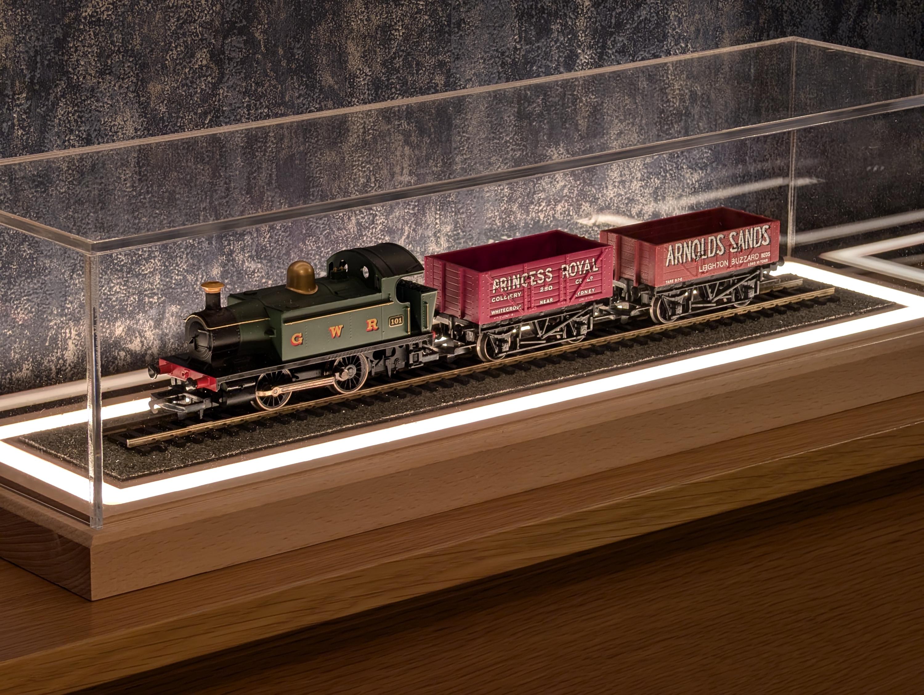 Model Train Display Case - Illuminated - OO Gauge / HO Scale Model ...