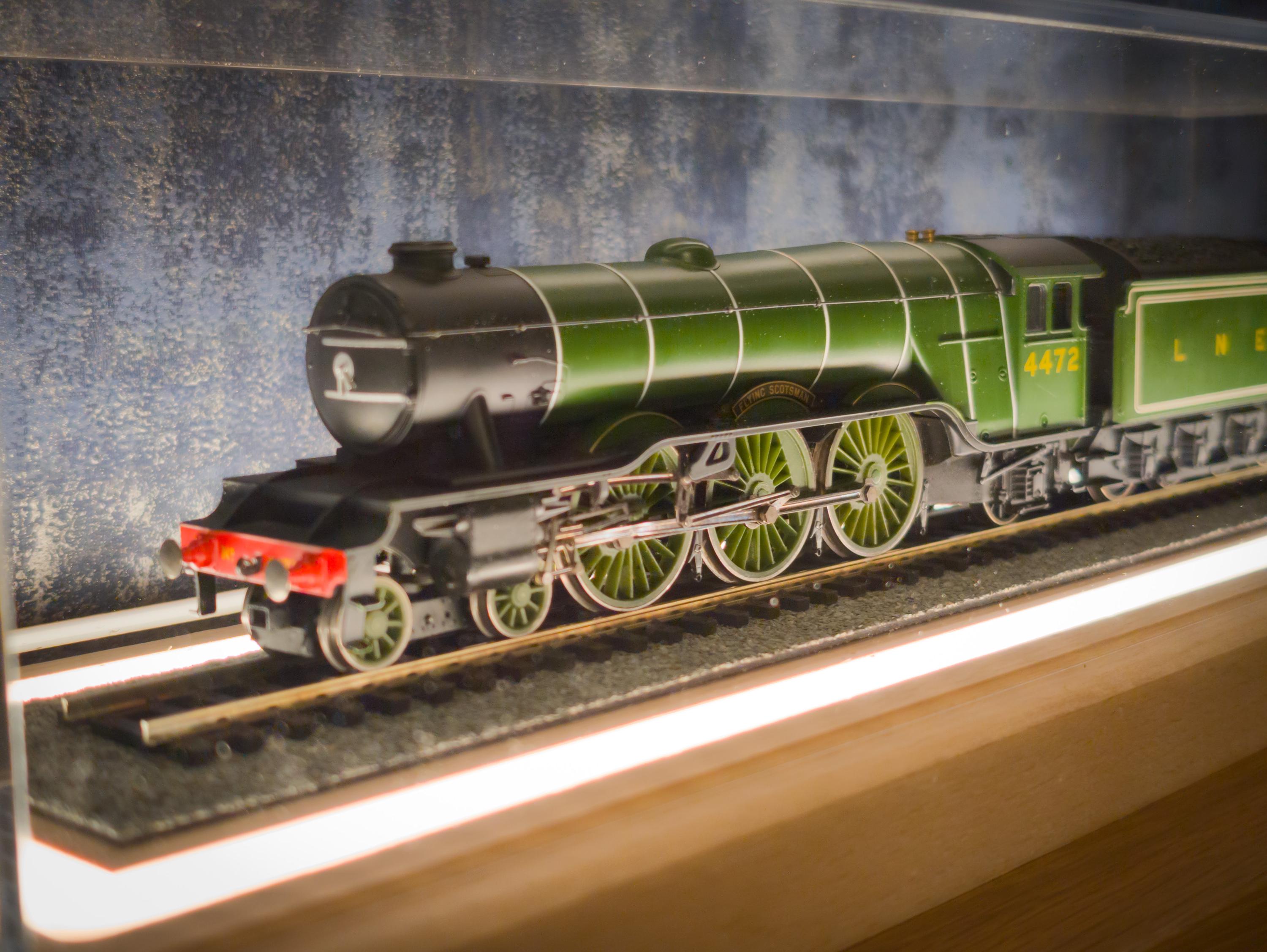 Model Train Display Case - Illuminated - OO Gauge / HO Scale Model ...