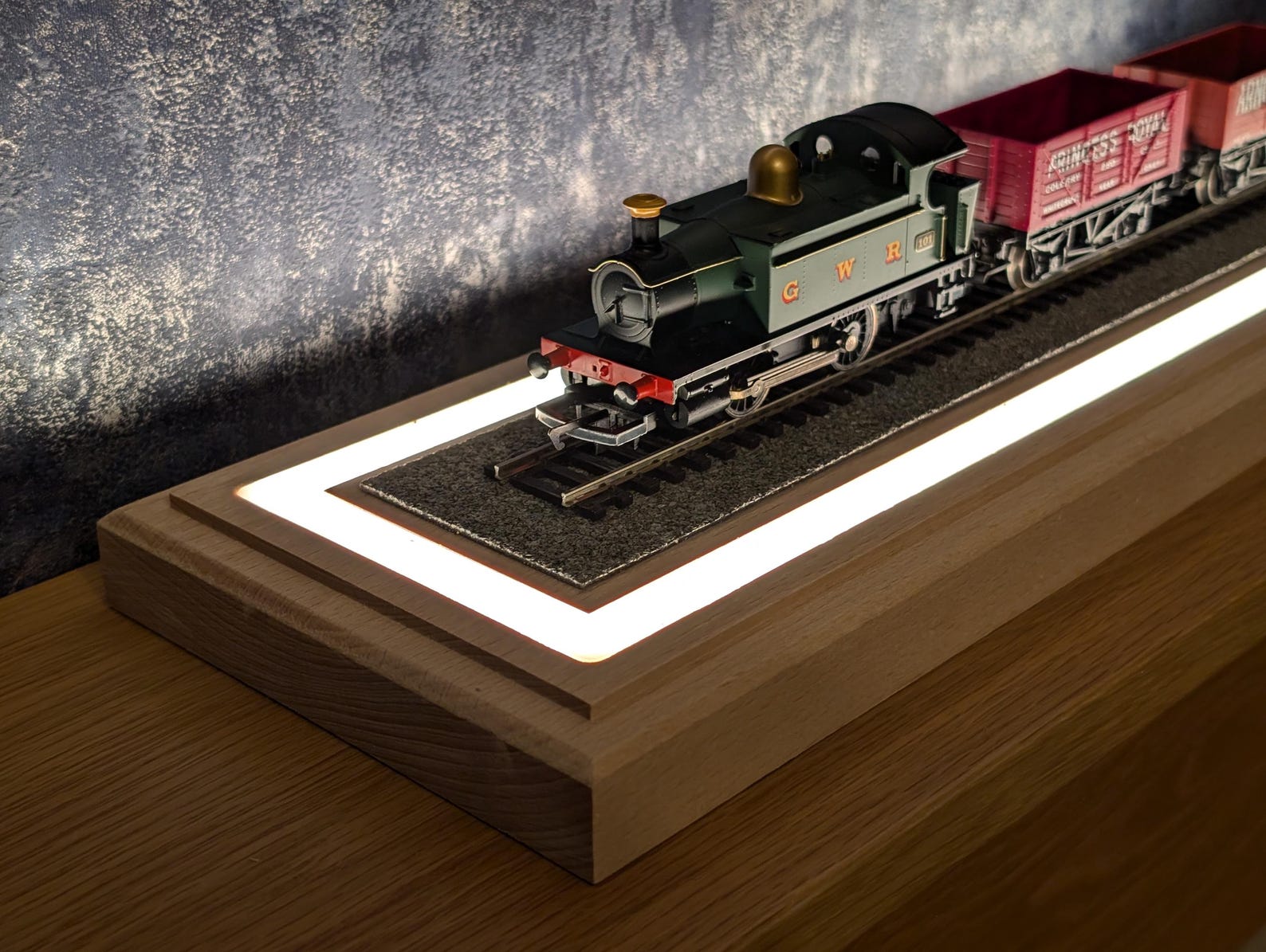 Model Train Display Case - Illuminated - OO Gauge / HO Scale Model ...