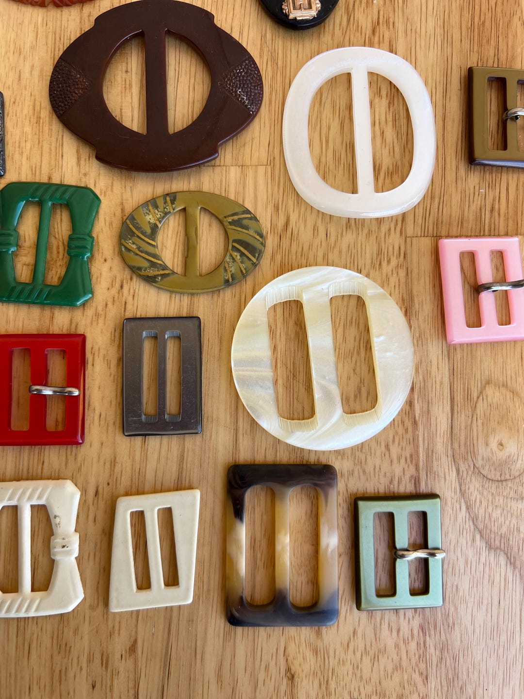 Vintage Bakelite and Plastic Belt Buckles, Mixed Lot of 25 Art Deco ...