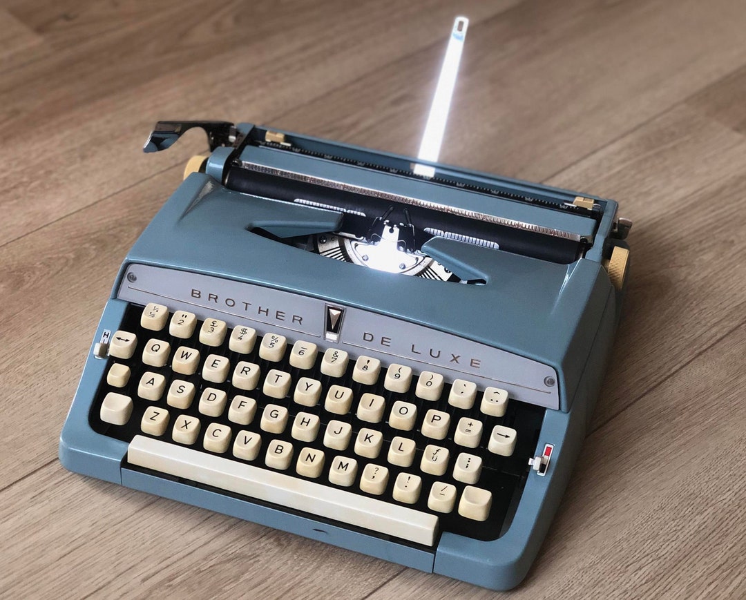 Vintage 1960's Brother De Luxe ,great Portable Typewriter,made in Japan ...