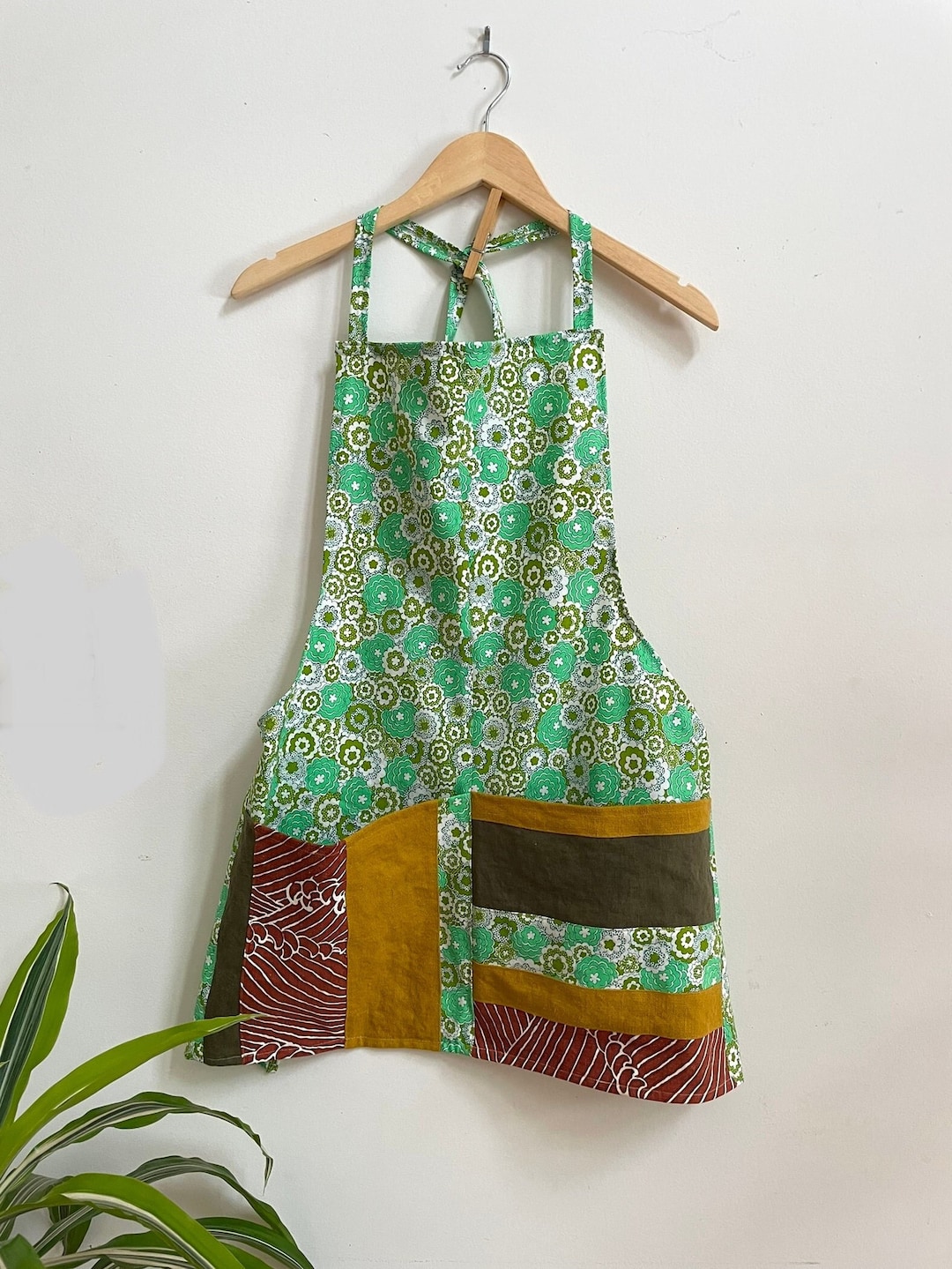 The GARDENER'S APRON Made From Vintage Floral Cotton W Patchwork ...