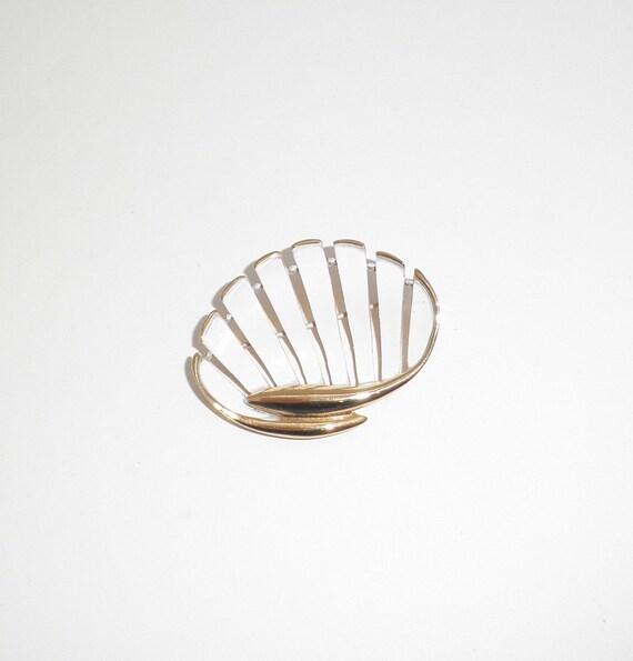Vintage 1960's Monet Shell white and gold Midcentury … - Gem