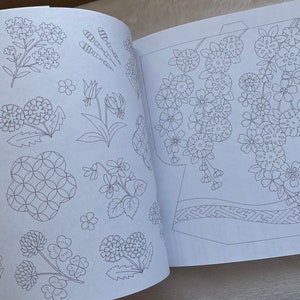 Traditional Japanese Flowers and Elegant Waka Poems Coloring Book ...