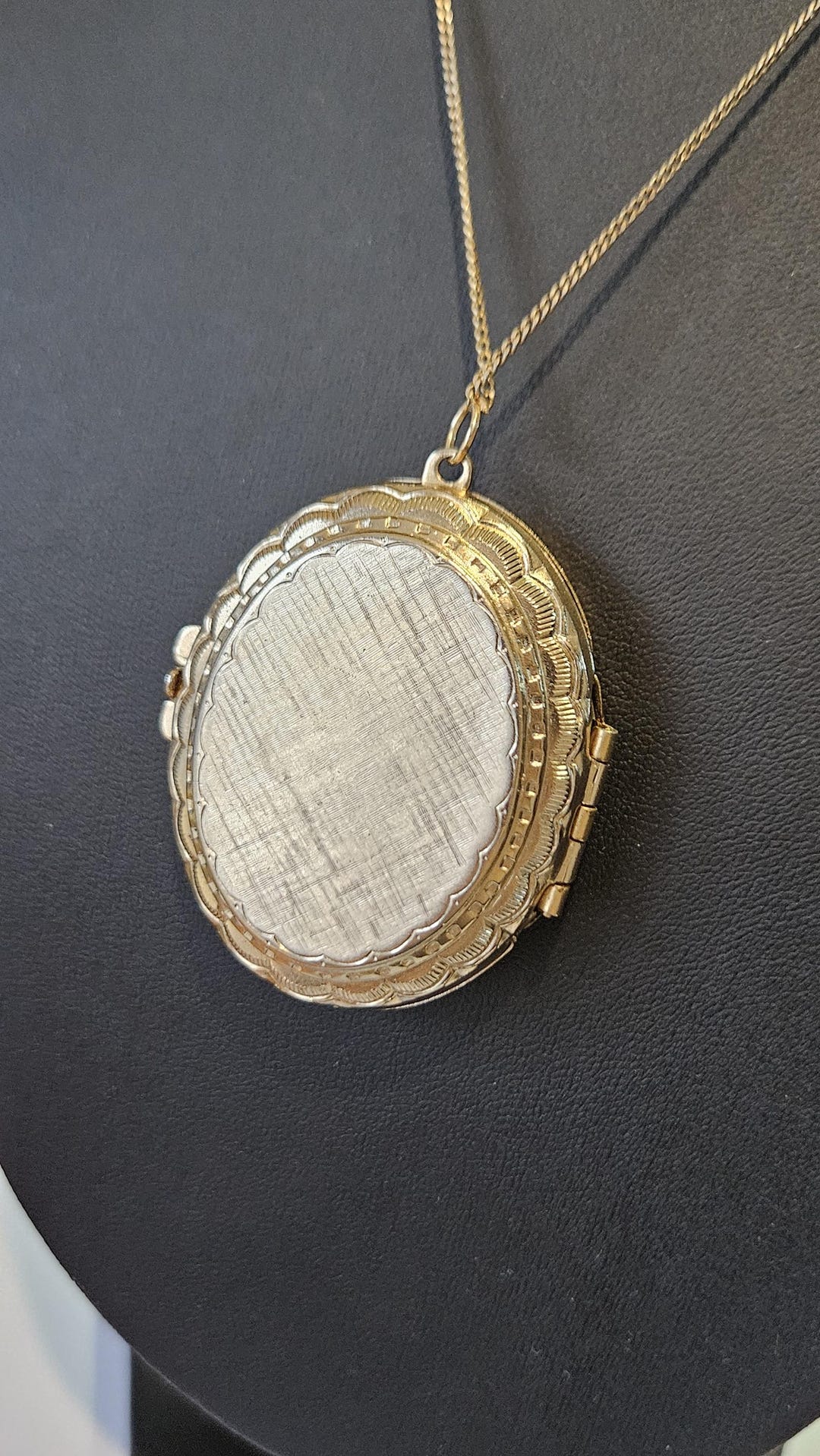 Large Vintage Gold Plated Oval Photo Locket Necklace | Decorative Edge ...