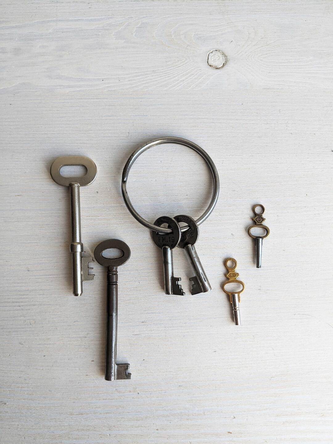 Mixed Vintage Keys Lot Pocket Watch and Small Keys Key Ring 7 Pieces ...