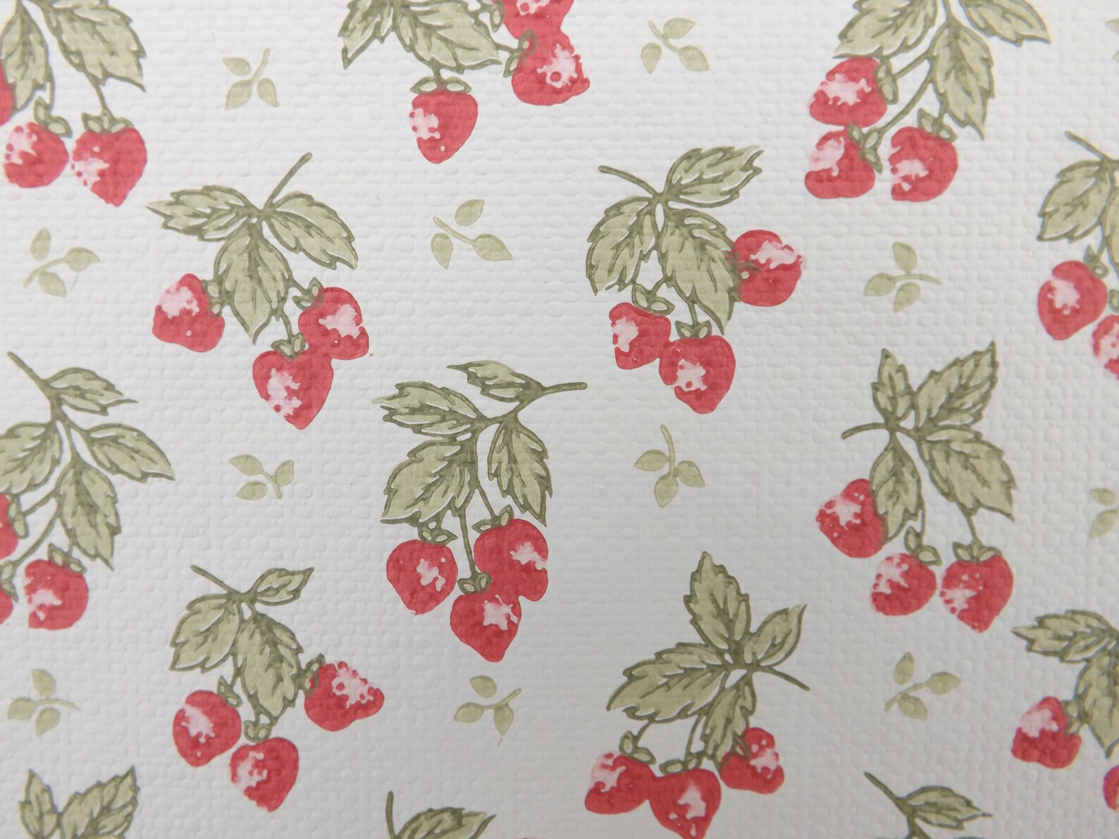 Wild Strawberries Small Print Vintage Wallpaper Summer Fruit - Etsy