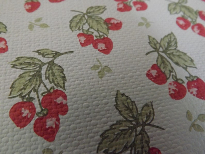 Wild Strawberries Small Print Vintage Wallpaper Summer Fruit - Etsy