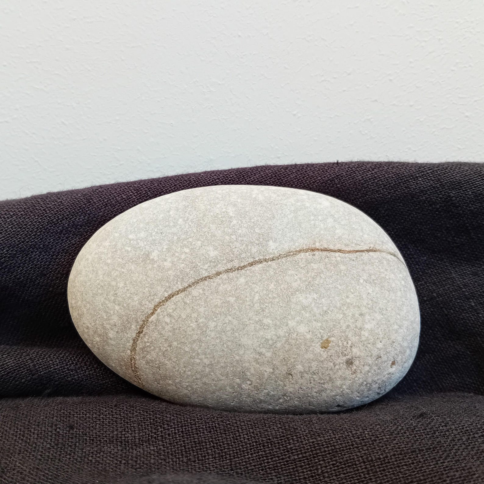 Rare White Quartz Decorative Sea Stone With Tinny Grey Line Sustainable ...