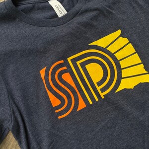 Unisex South Dakota T-shirt Mens Womens SD Sunny Retro Navy T-shirt SD ...