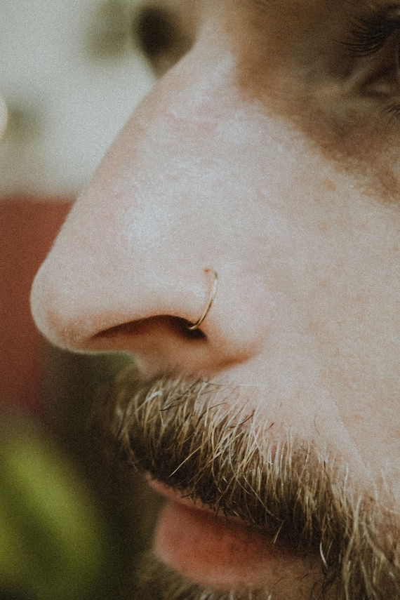 Piercing Au Nez Homme Un Jeune Homme Avec Un Piercing Au Nez Photo