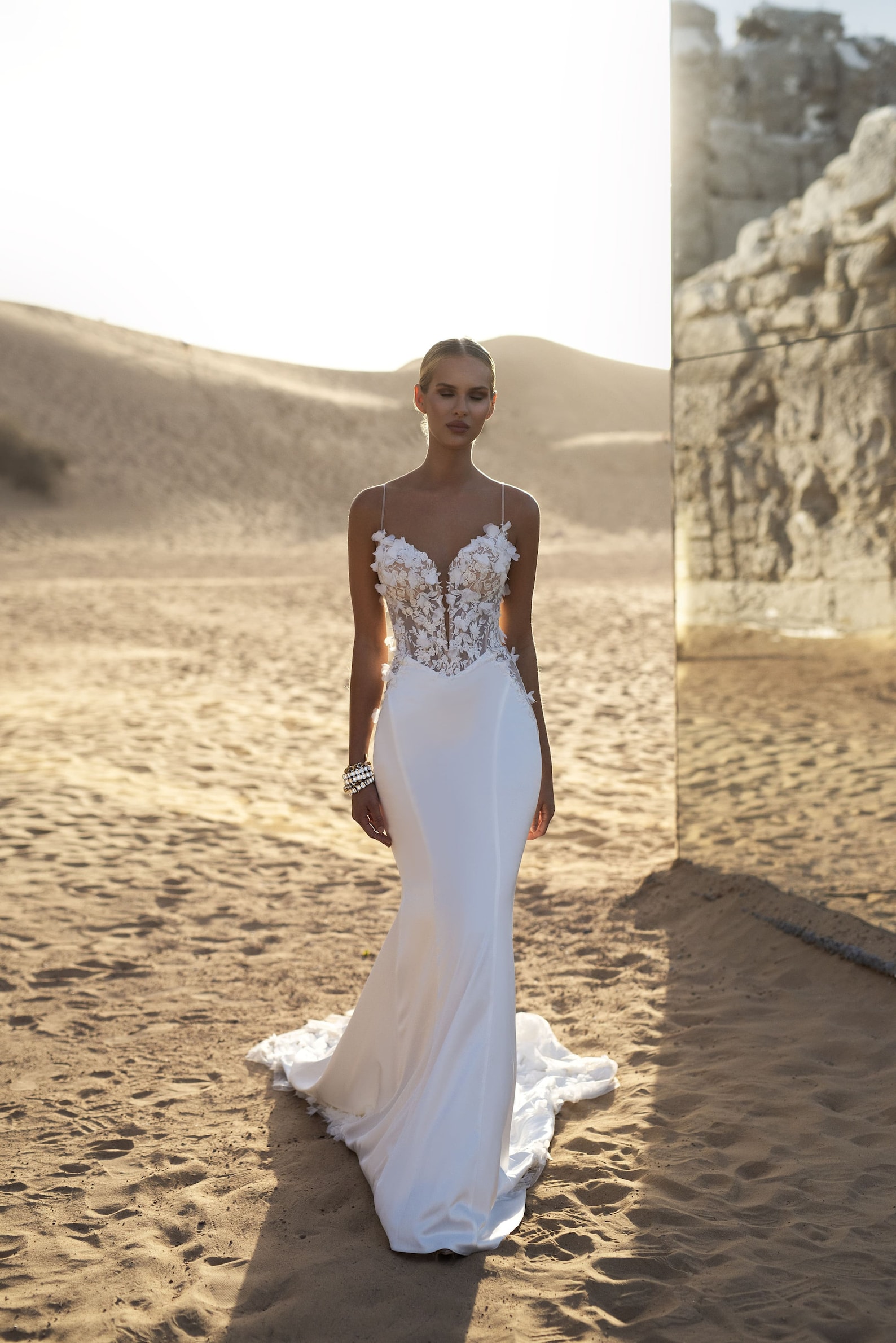 Elegant Floral Lace Wedding Dress With Form-fitting Silhouette and Thin ...