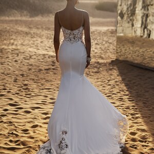 Elegant Floral Lace Wedding Dress With Form-fitting Silhouette and Thin ...