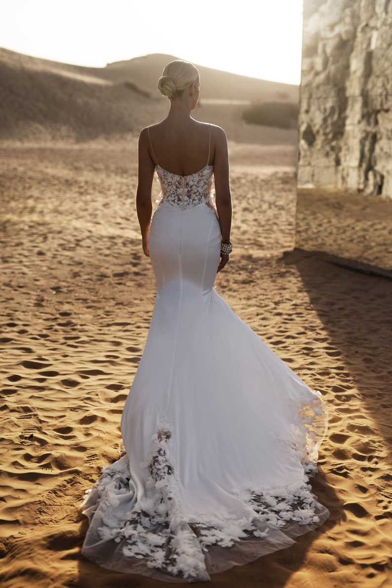 Elegant Floral Lace Wedding Dress With Form-fitting Silhouette and Thin ...