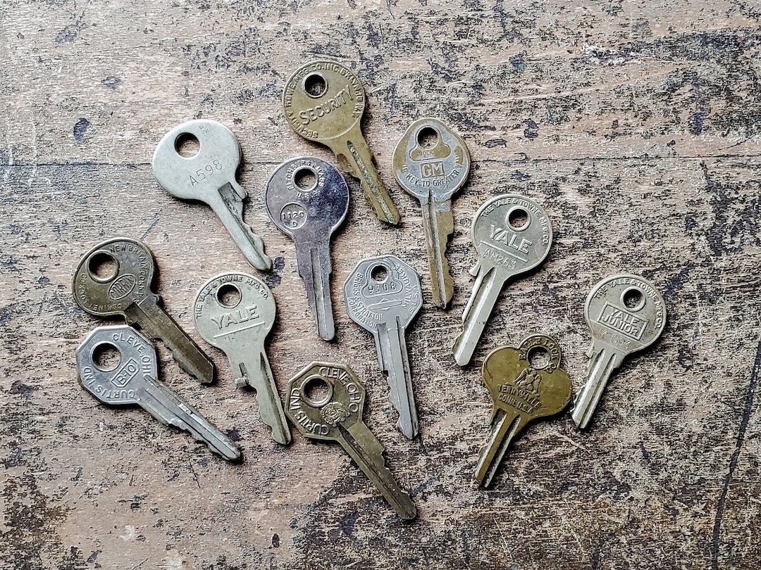 12 Vintage Keys - Etsy