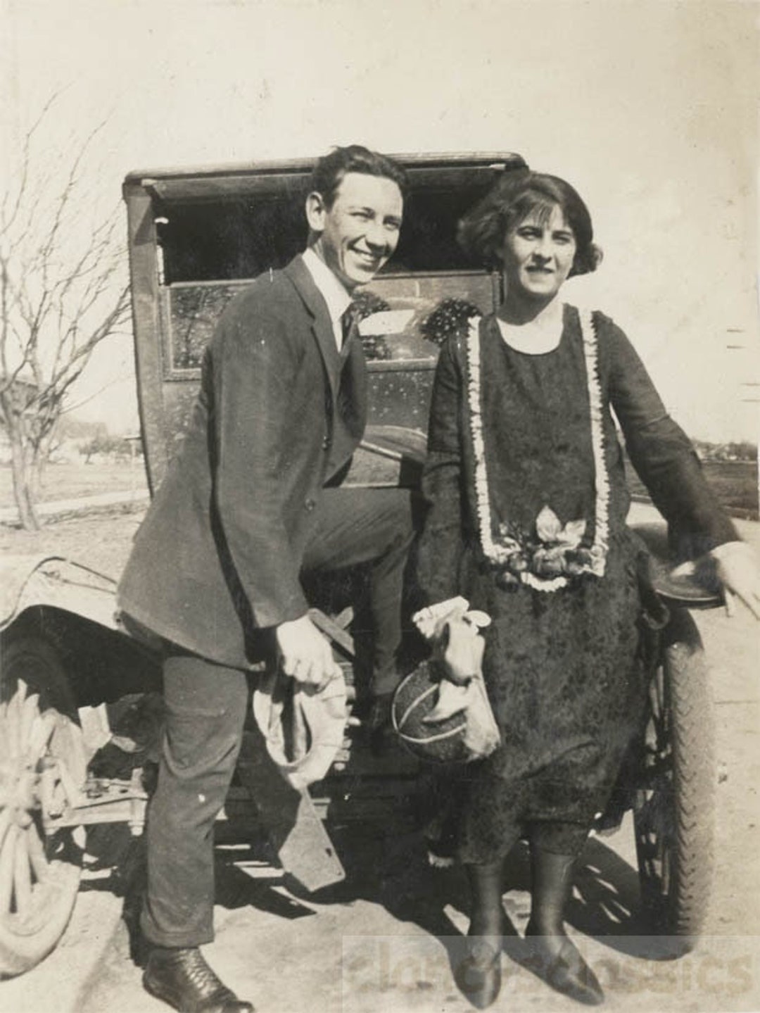 Vintage Photo 1924 Flapper Couple on Car Runner Cap & Hat in Hand 30 P ...